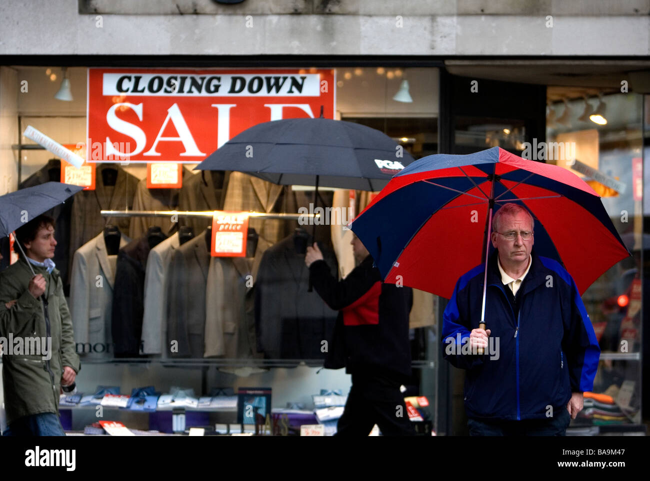 Closing down clothing store london hi-res stock photography and images ...