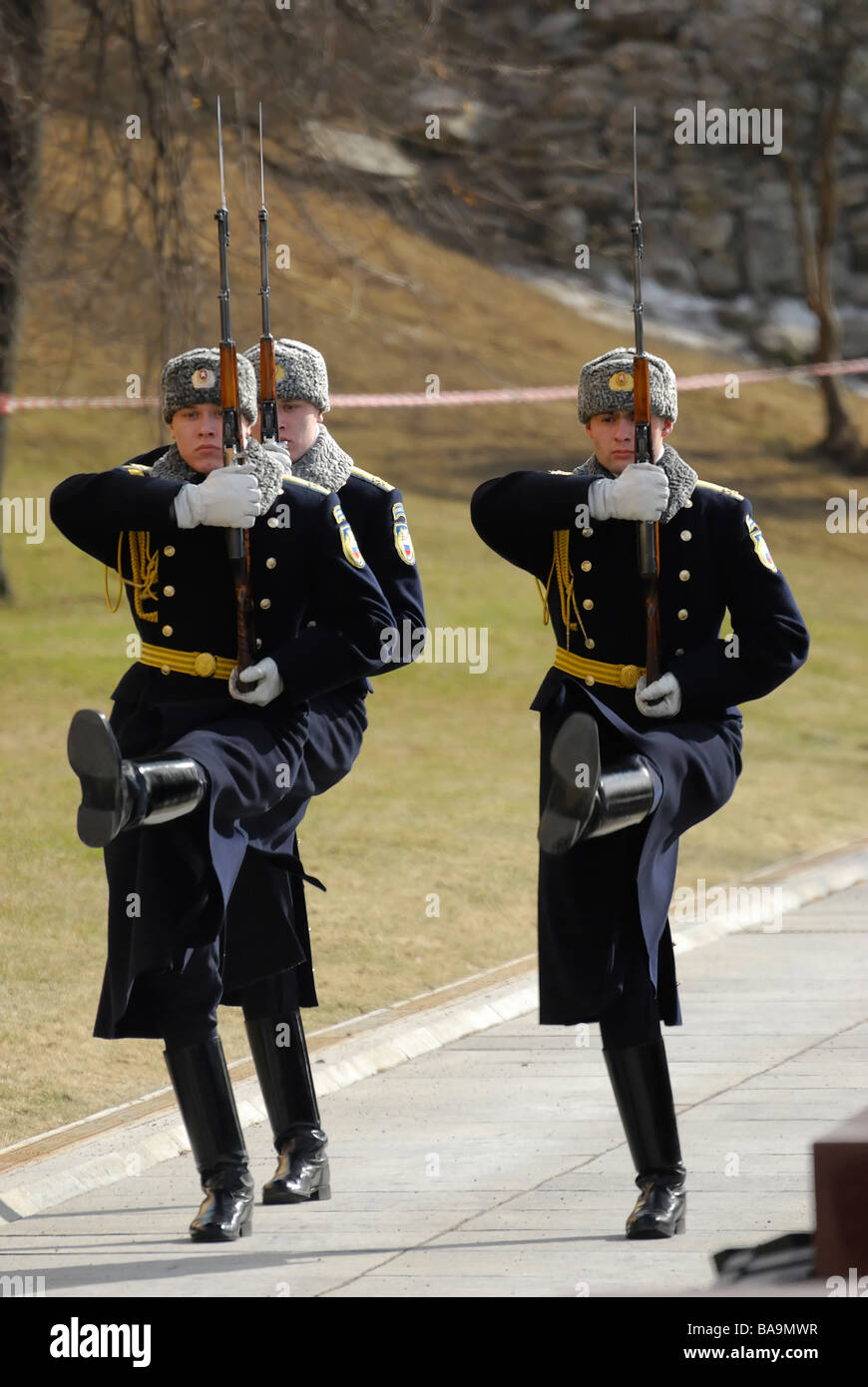 Soldiers of a guard of honour go on their post at Tomb of Unknown ...