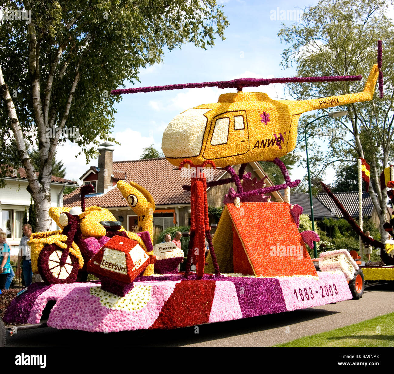 ANWB Helicopter and patrol motor bike flower sculpture at Flower Float ...