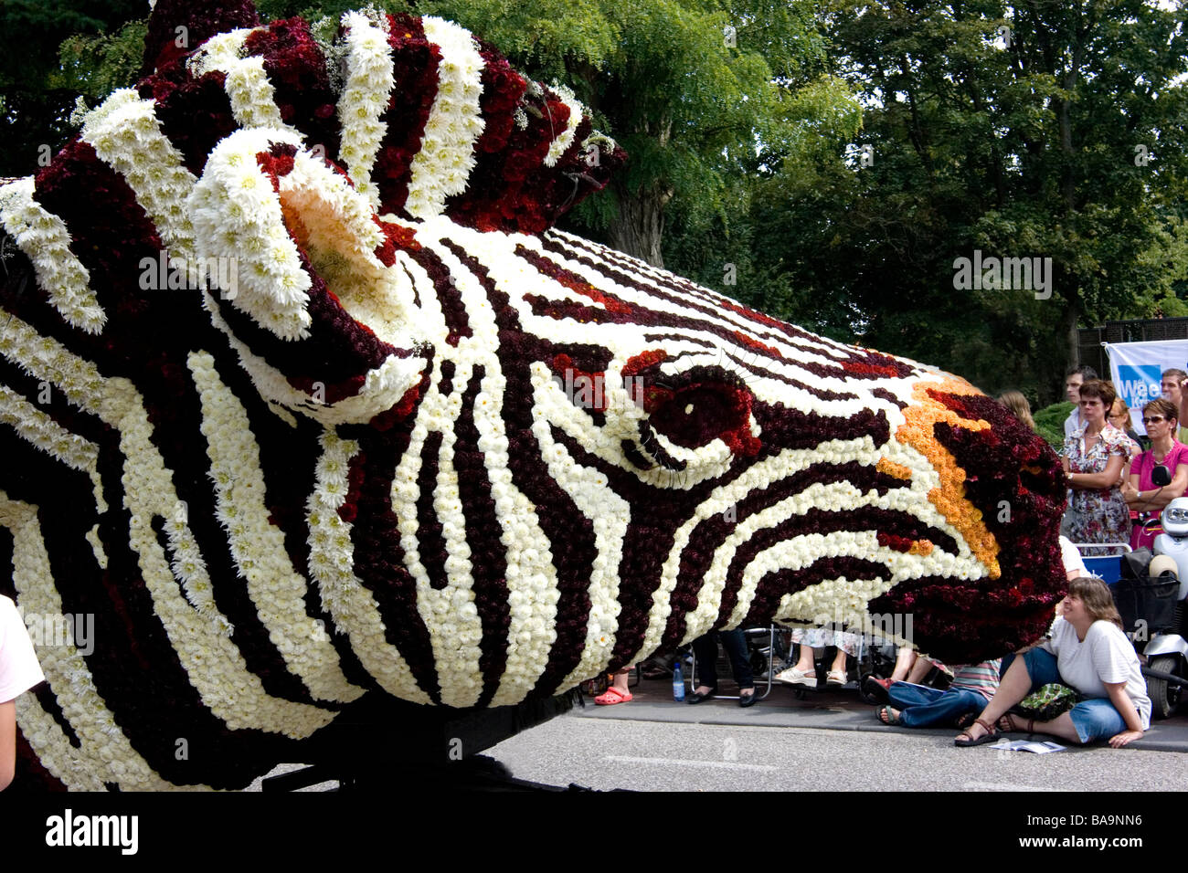 Flower parade float sculpture hi-res stock photography and images - Alamy