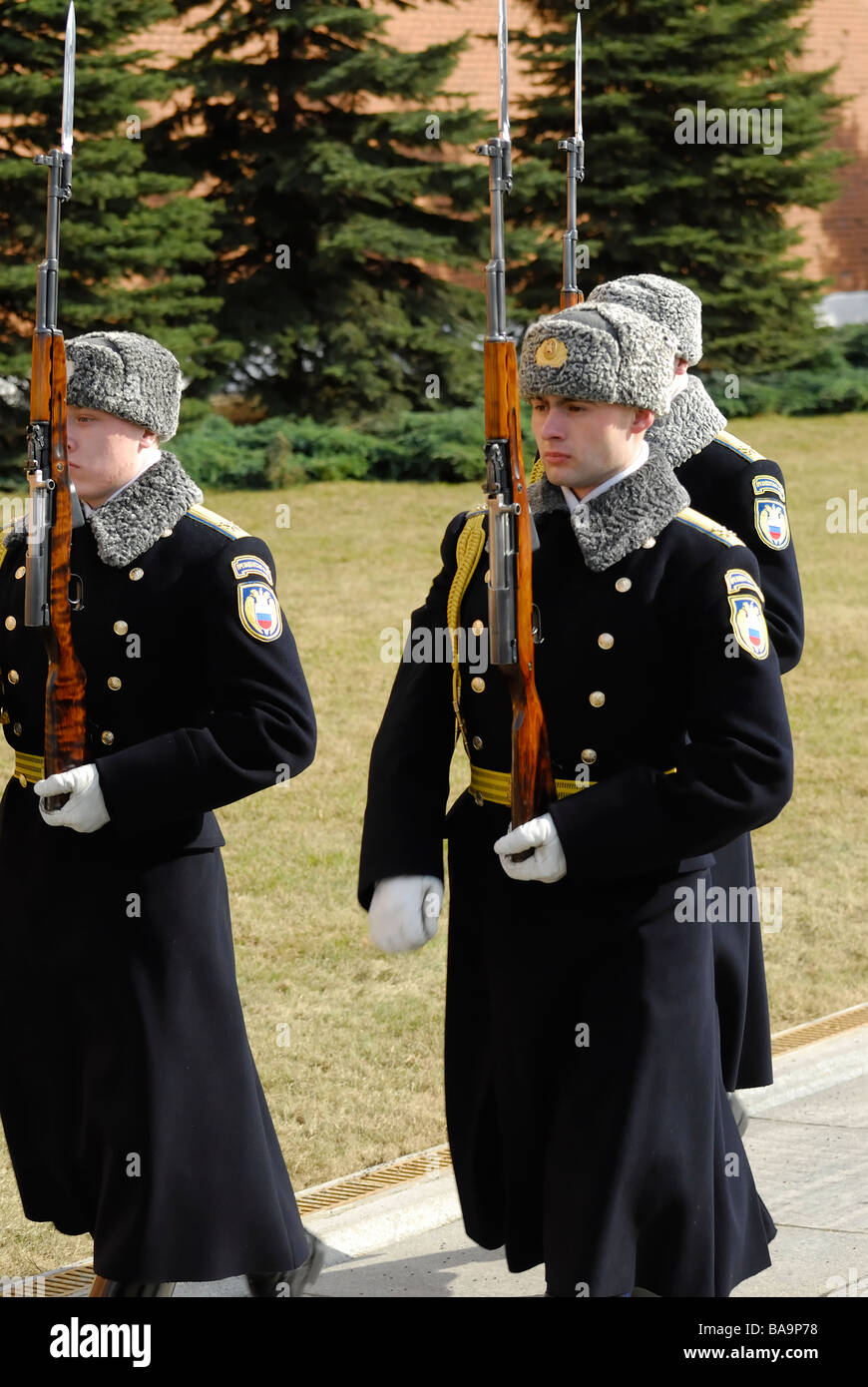 Soldiers of a guard of honour go on their post at Tomb of Unknown ...