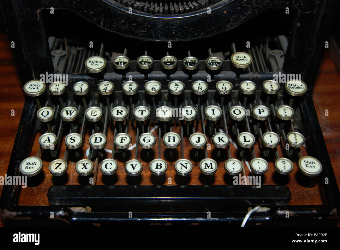 an old style typewriter Stock Photo - Alamy