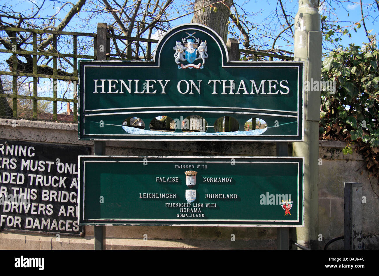 Henley on thames sign hi-res stock photography and images - Alamy