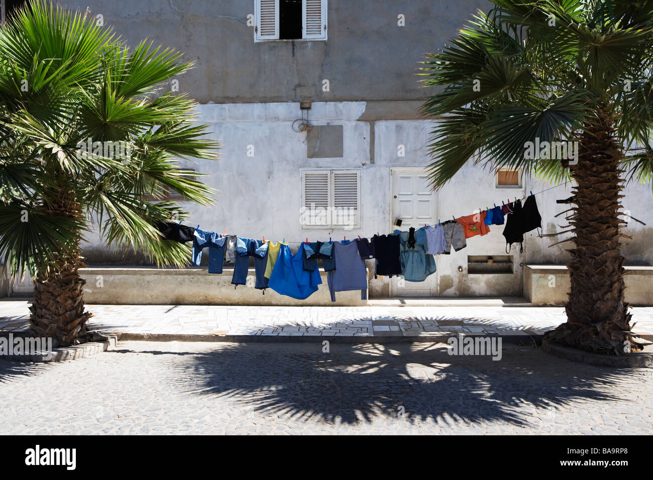 Clothes line between buildings hi-res stock photography and images - Alamy