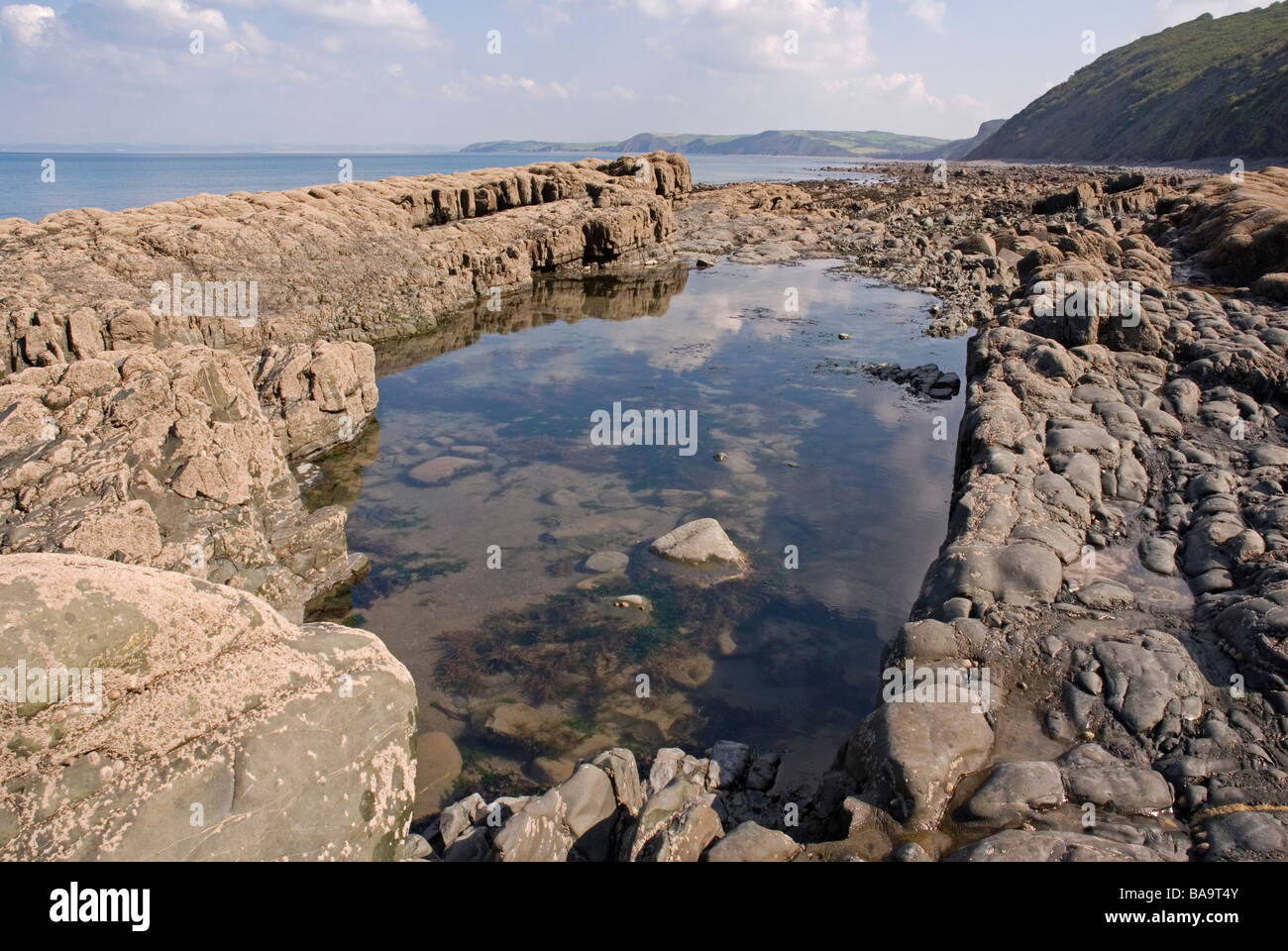 Rocky shoreline at Bucks Mills on the North Devon coast Stock Photo - Alamy