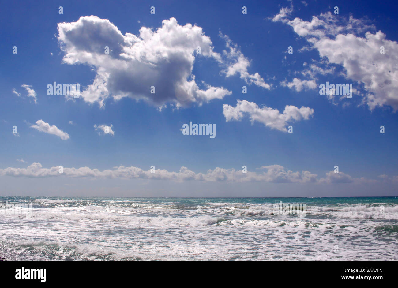 Spectacular breaking waves hi-res stock photography and images - Alamy