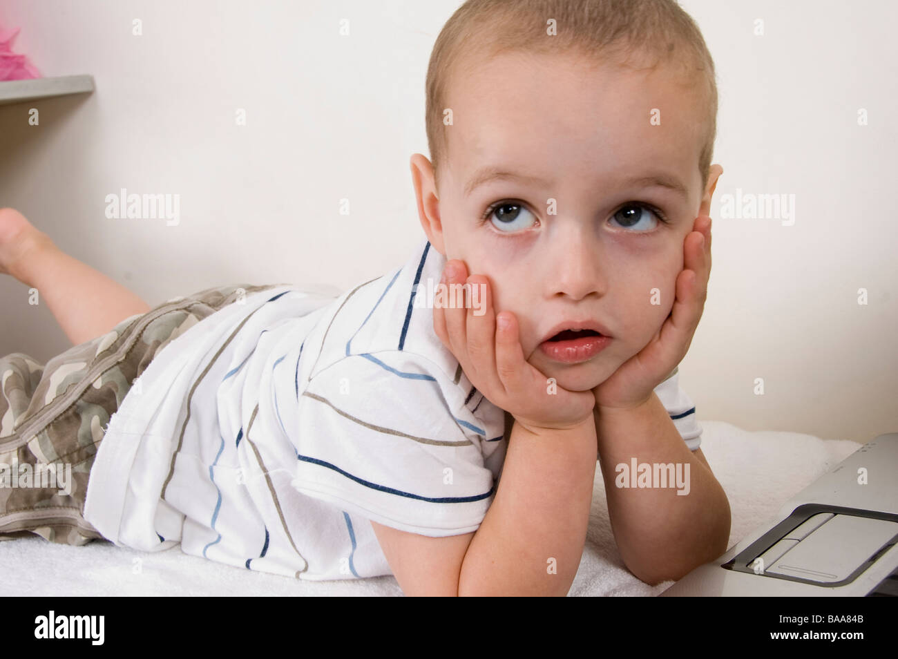 Thinking pose hi-res stock photography and images - Alamy