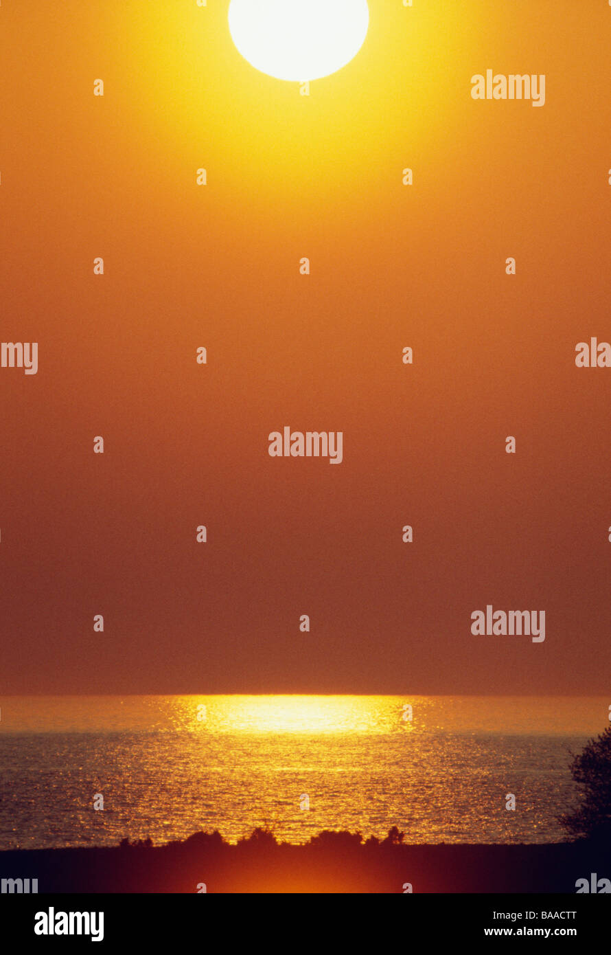 Reflection of sun in sea Stock Photo - Alamy