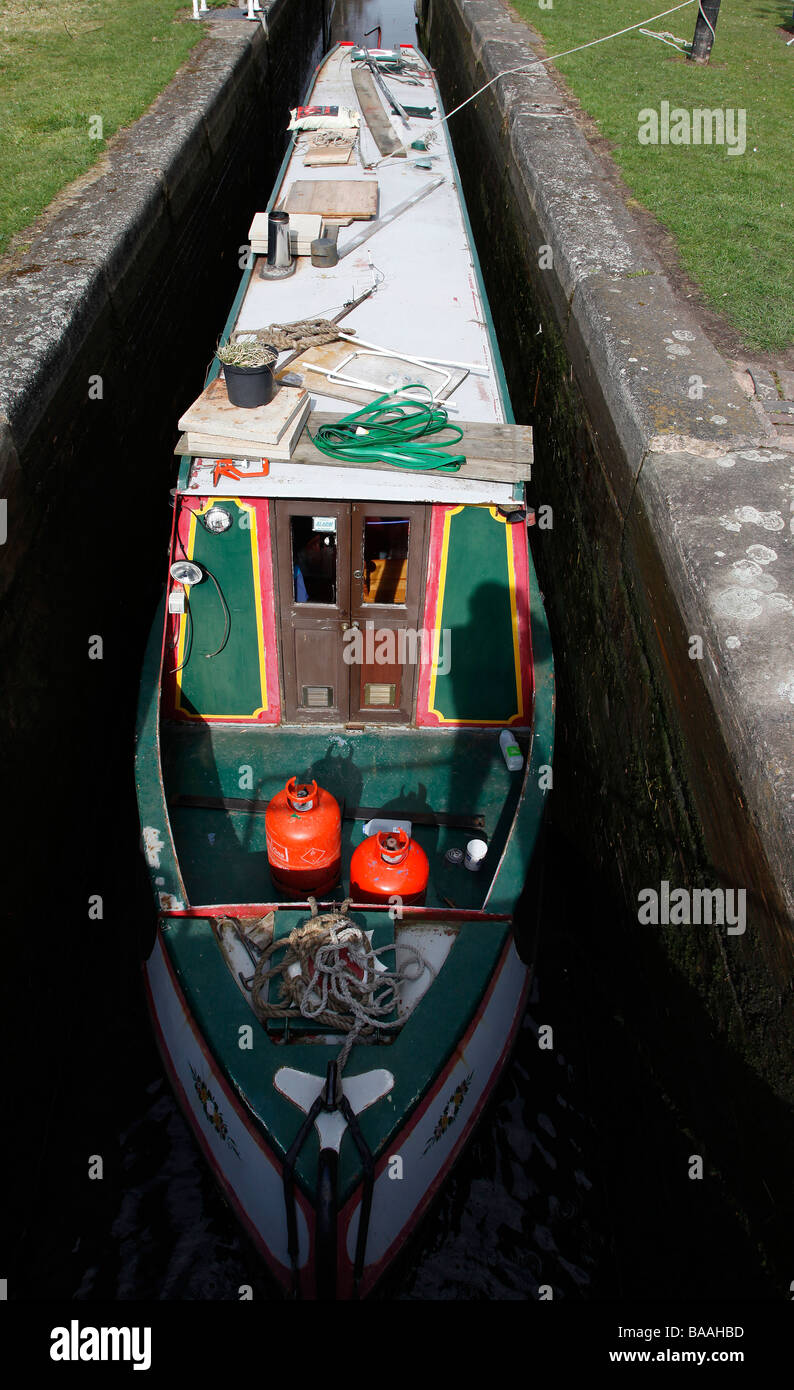 Barge in lock hi-res stock photography and images - Alamy