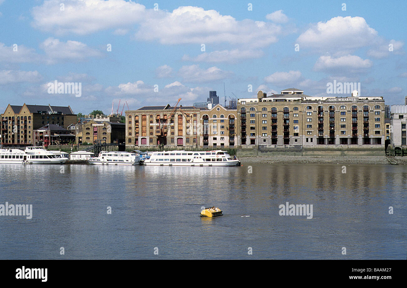 London, view across the river Thames from Rotherhithe to Wapping Stock ...