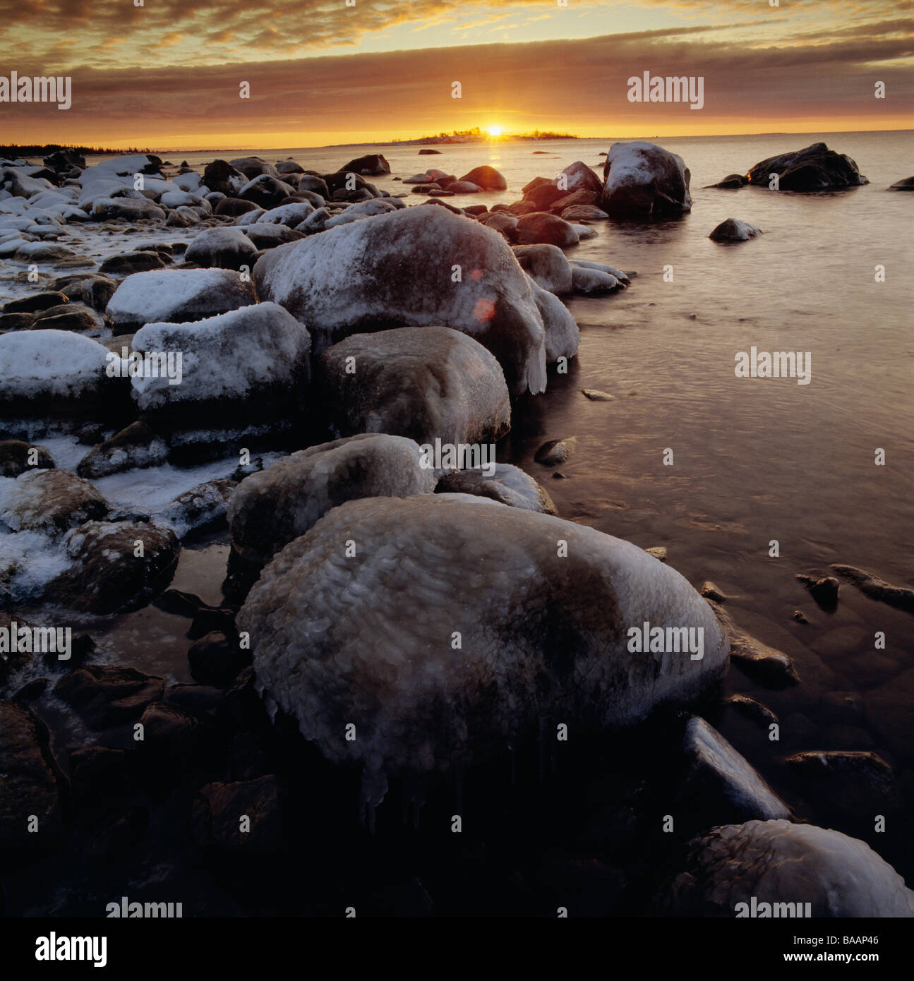 Rough seas on rocks hi-res stock photography and images - Alamy