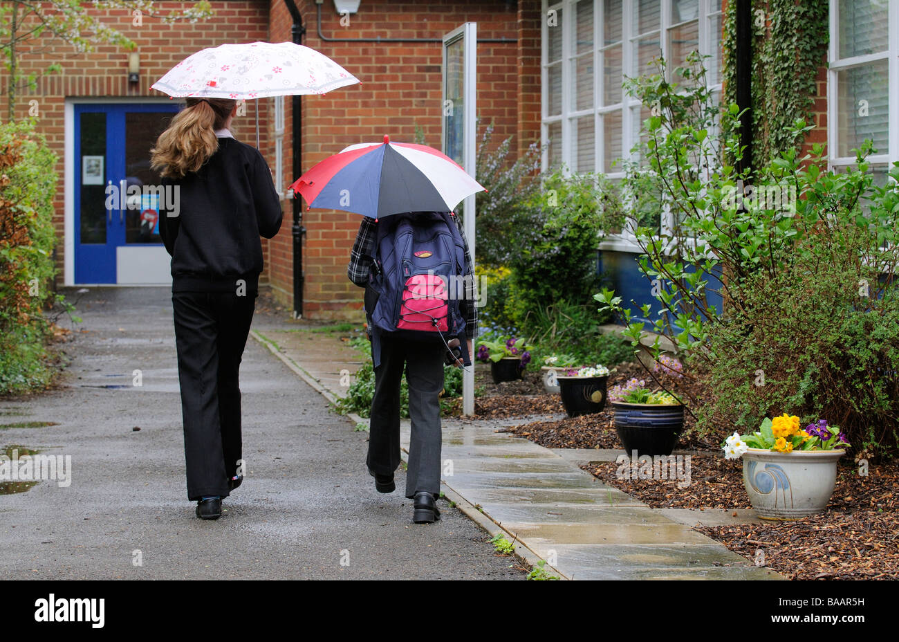 Students arriving at school hi-res stock photography and images - Alamy