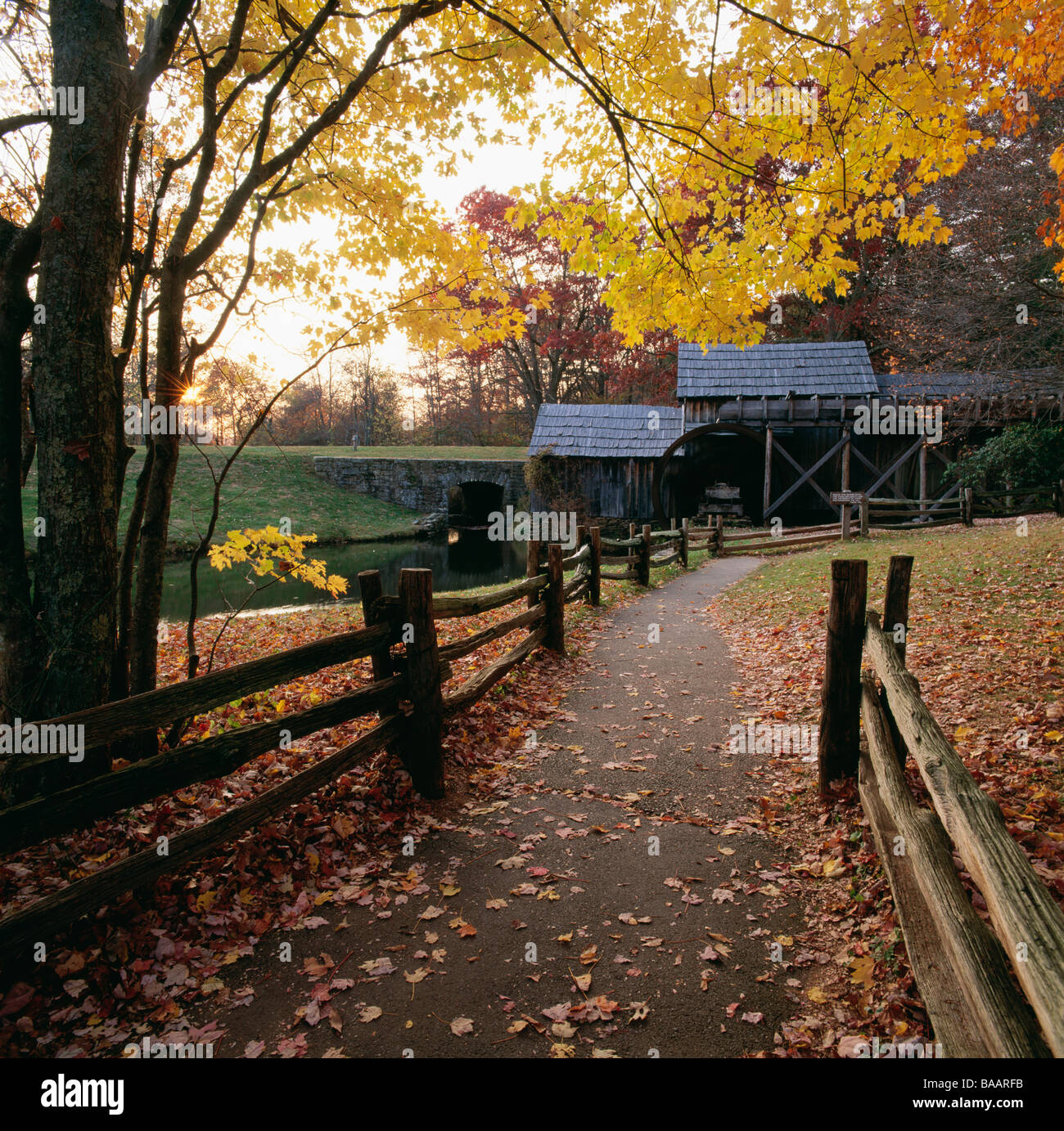 Pathway leading to house Stock Photo - Alamy Pathway leading to house Stock Photo - Alamy