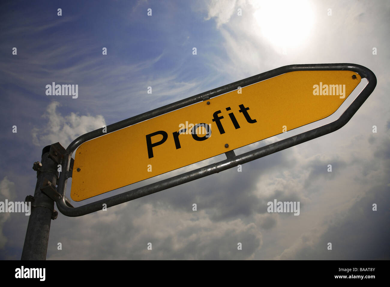 Arrow sign showing way hi-res stock photography and images - Alamy