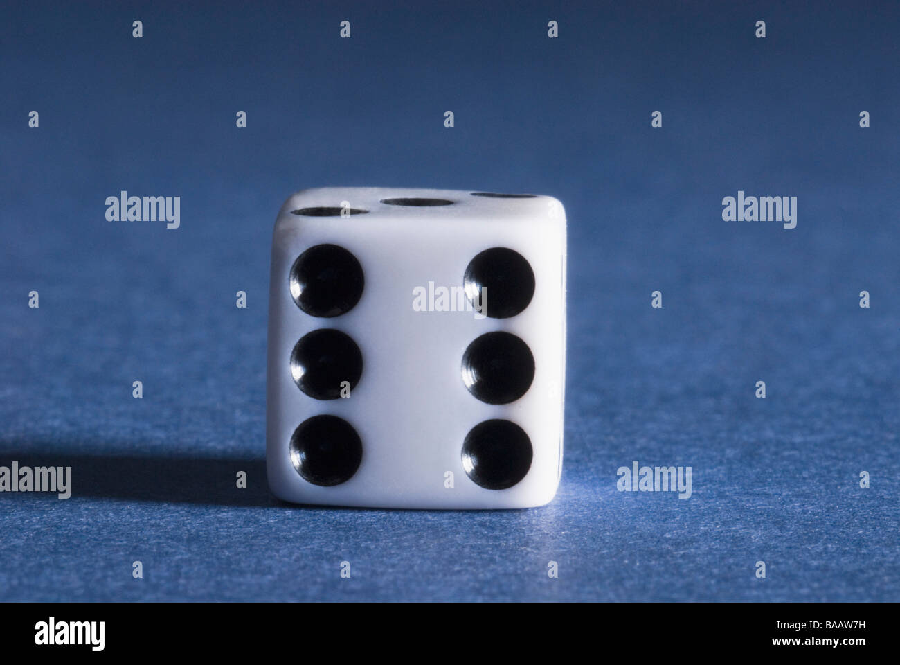 Single dice hi-res stock photography and images - Alamy