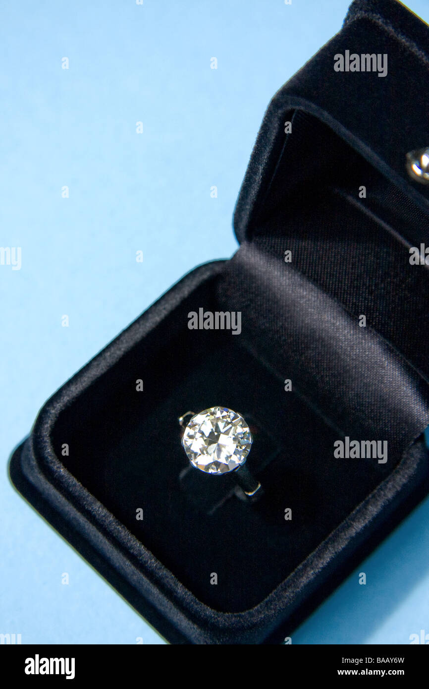 Diamond ring in velvet jewelry box Stock Photo - Alamy