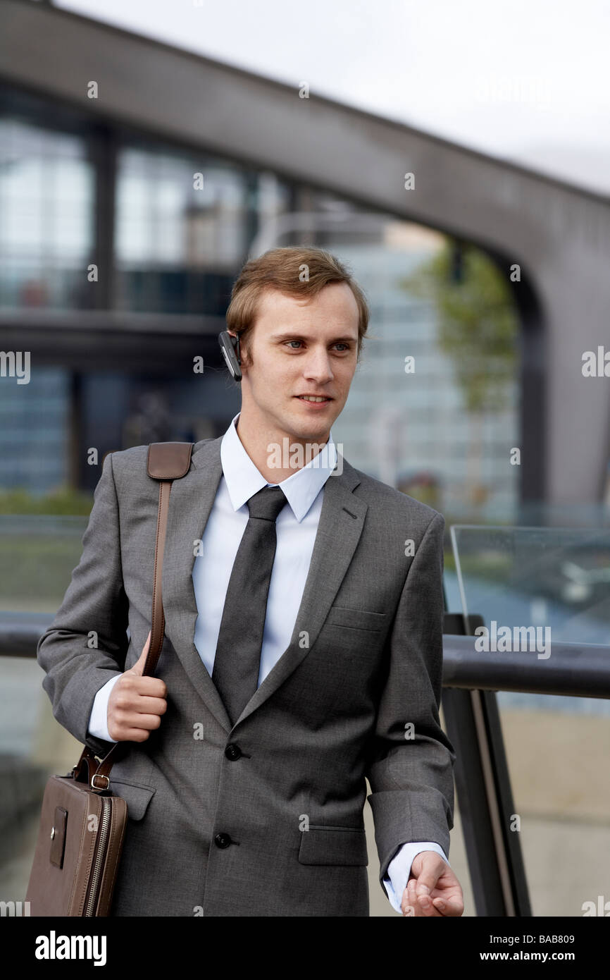 Business man going from airport hi-res stock photography and images - Alamy