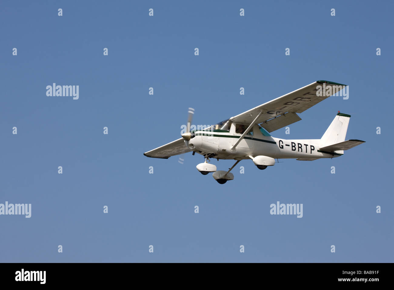 Cessna 152 cockpit hi-res stock photography and images - Alamy
