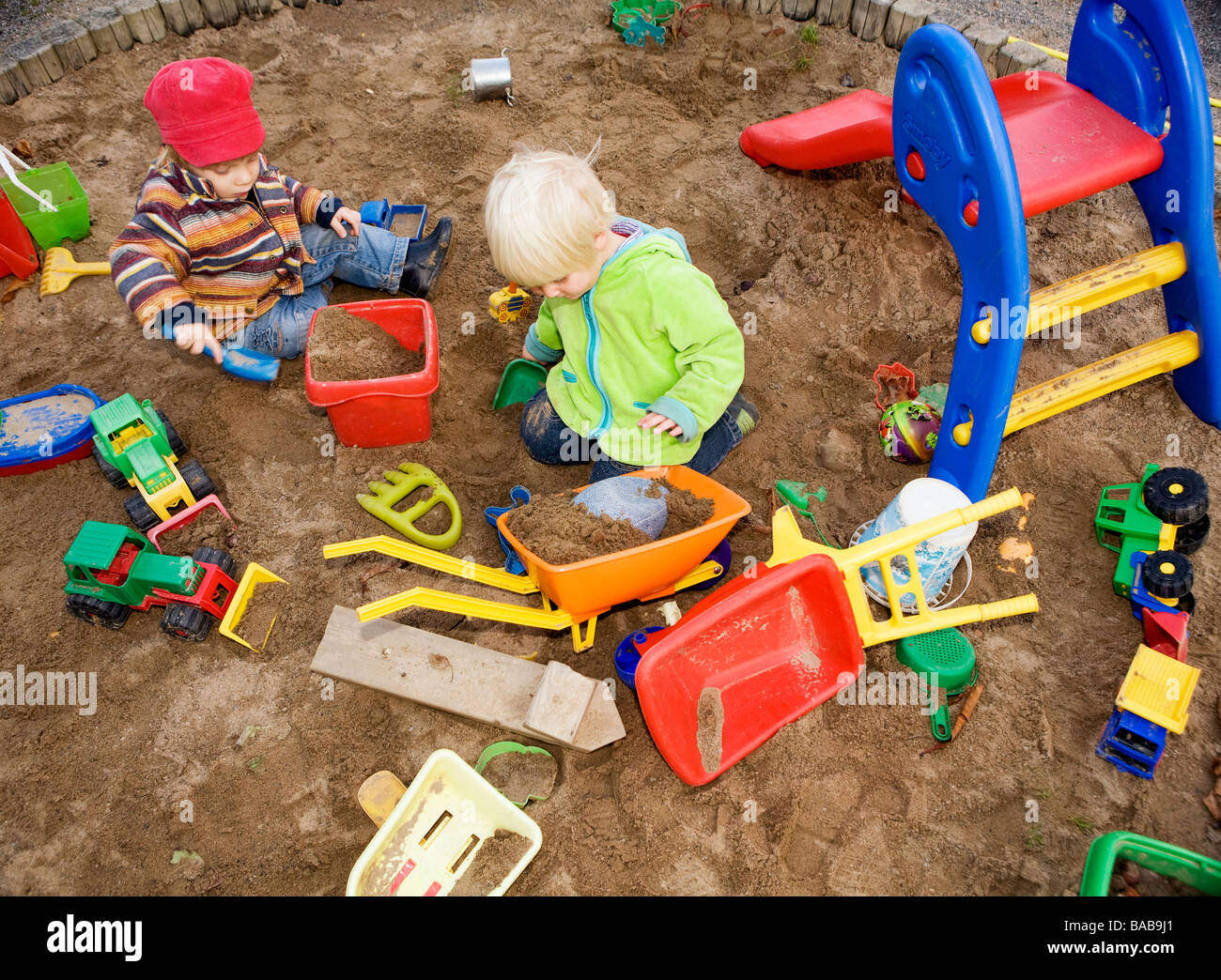 Two kids playing in sandbox hi-res stock photography and images - Alamy