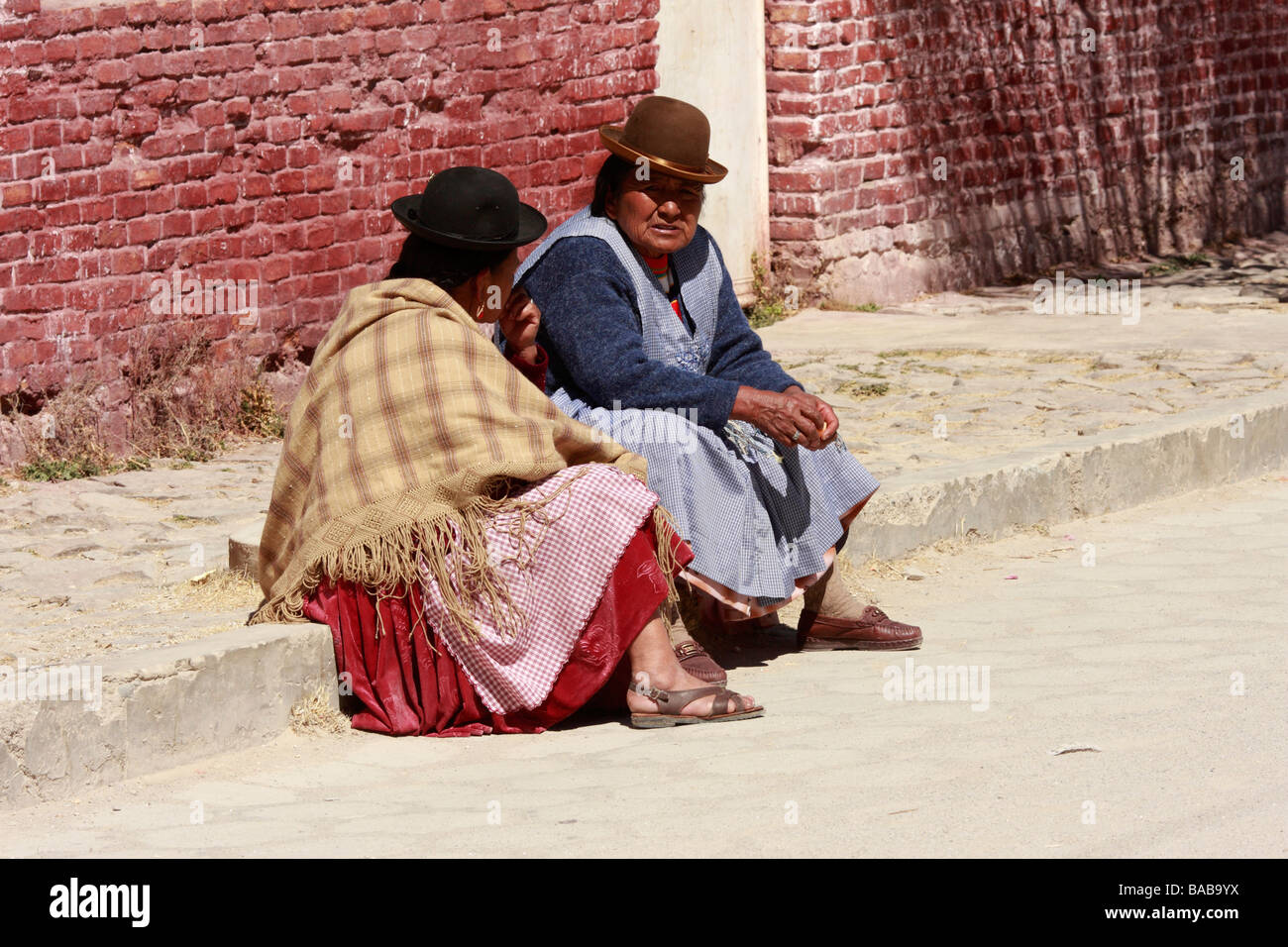 Women traditional bolivian dress hi-res stock photography and images ...