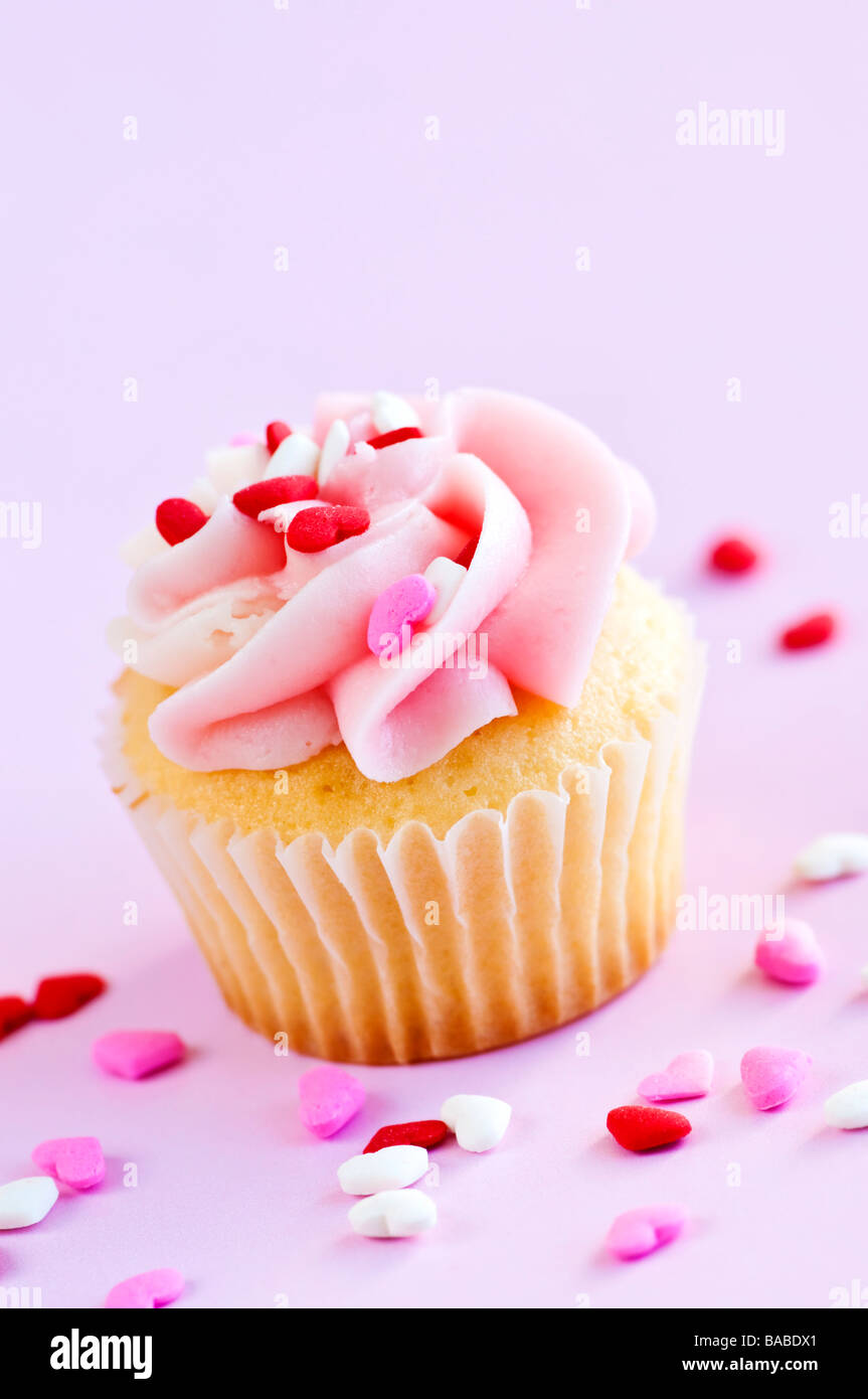 Single cupcake with pink icing and sprinkles Stock Photo - Alamy