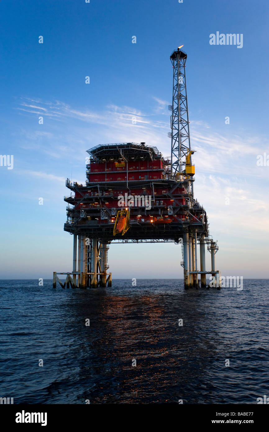 Oil platform hi-res stock photography and images - Alamy