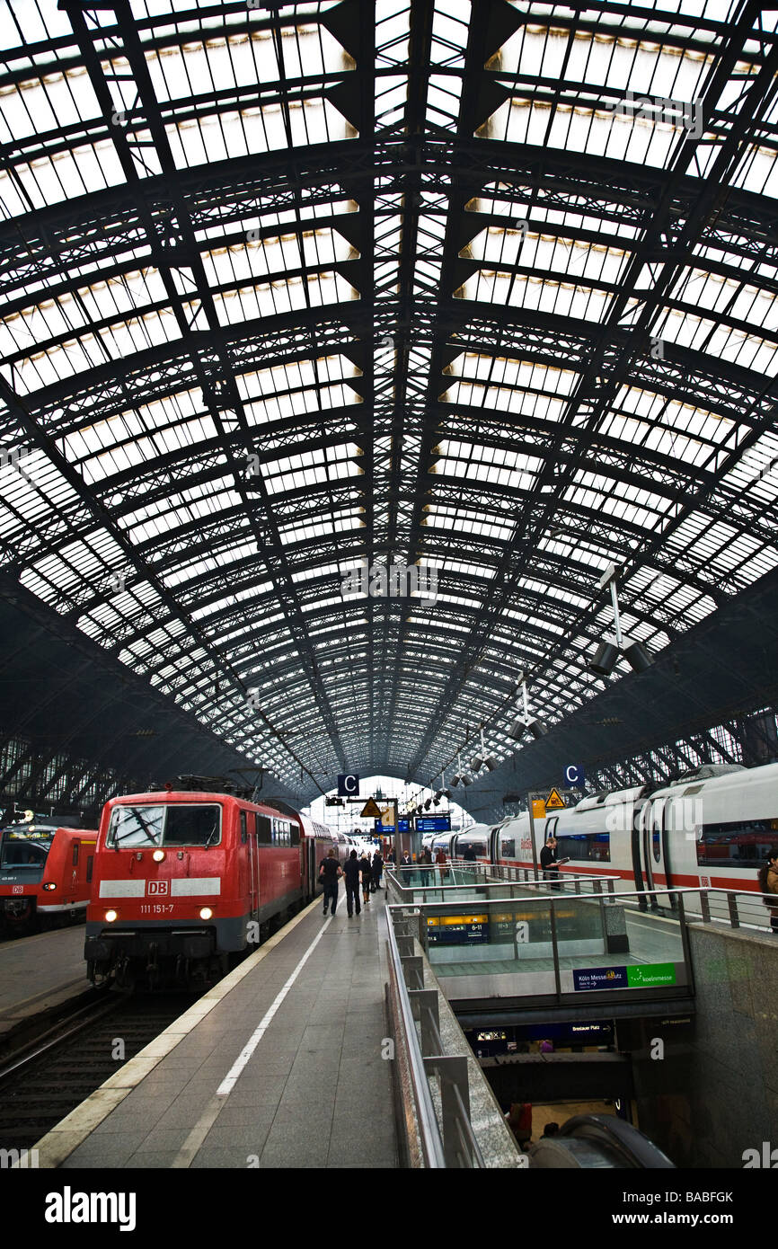 Trains in Cologne mainline station Stock Photo - Alamy