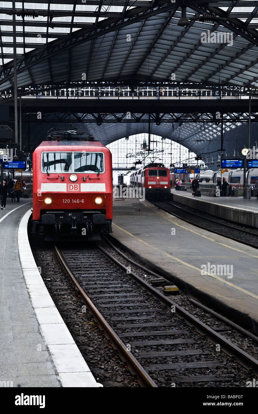 DB train leaving Cologne mainline station Stock Photo - Alamy