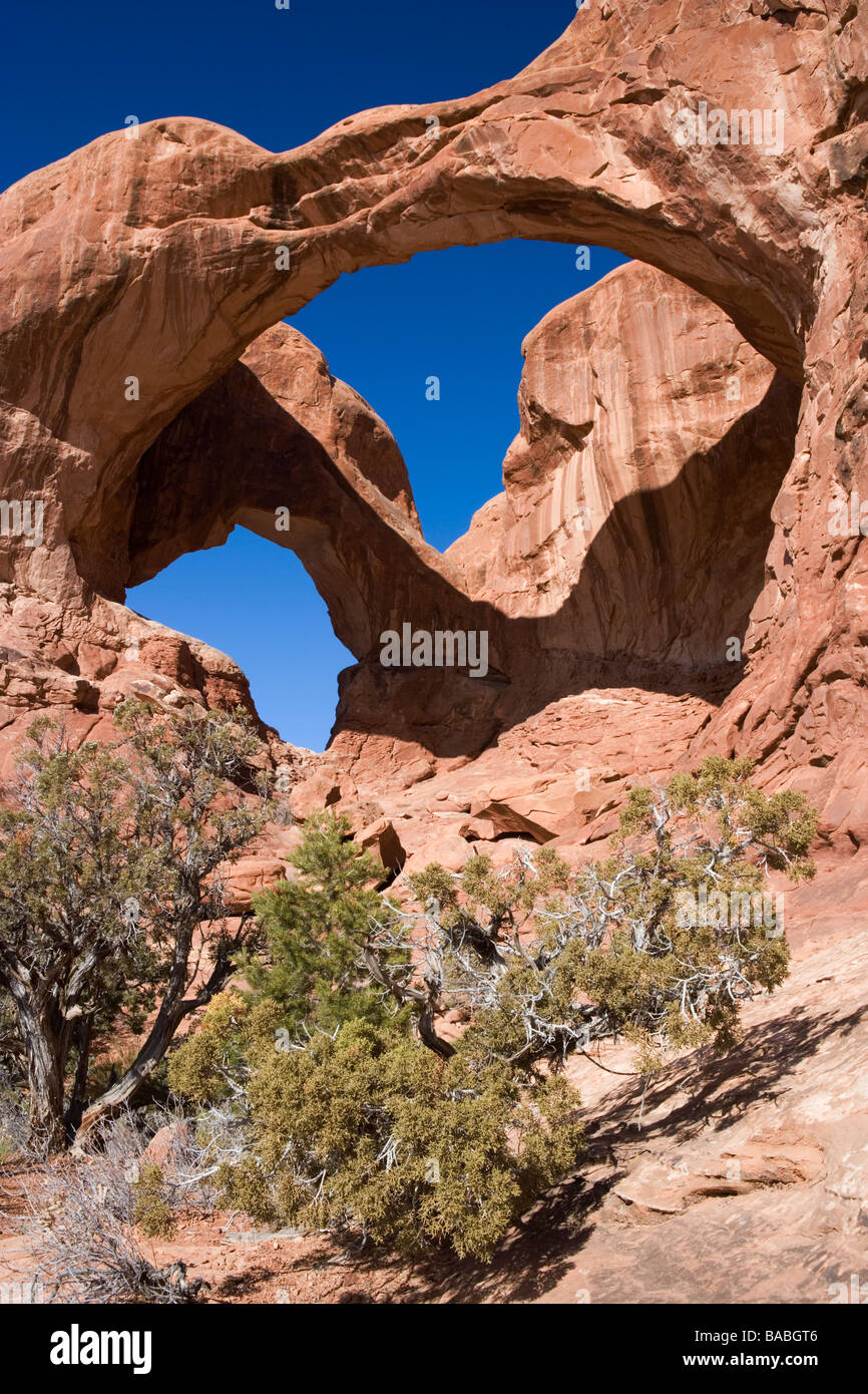 Double arch window hi-res stock photography and images - Alamy
