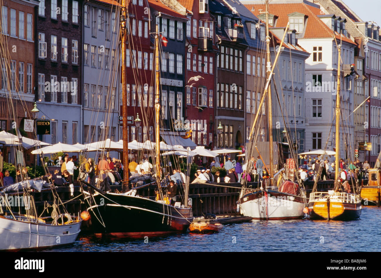 Buildings waterway channel boats hi-res stock photography and images ...