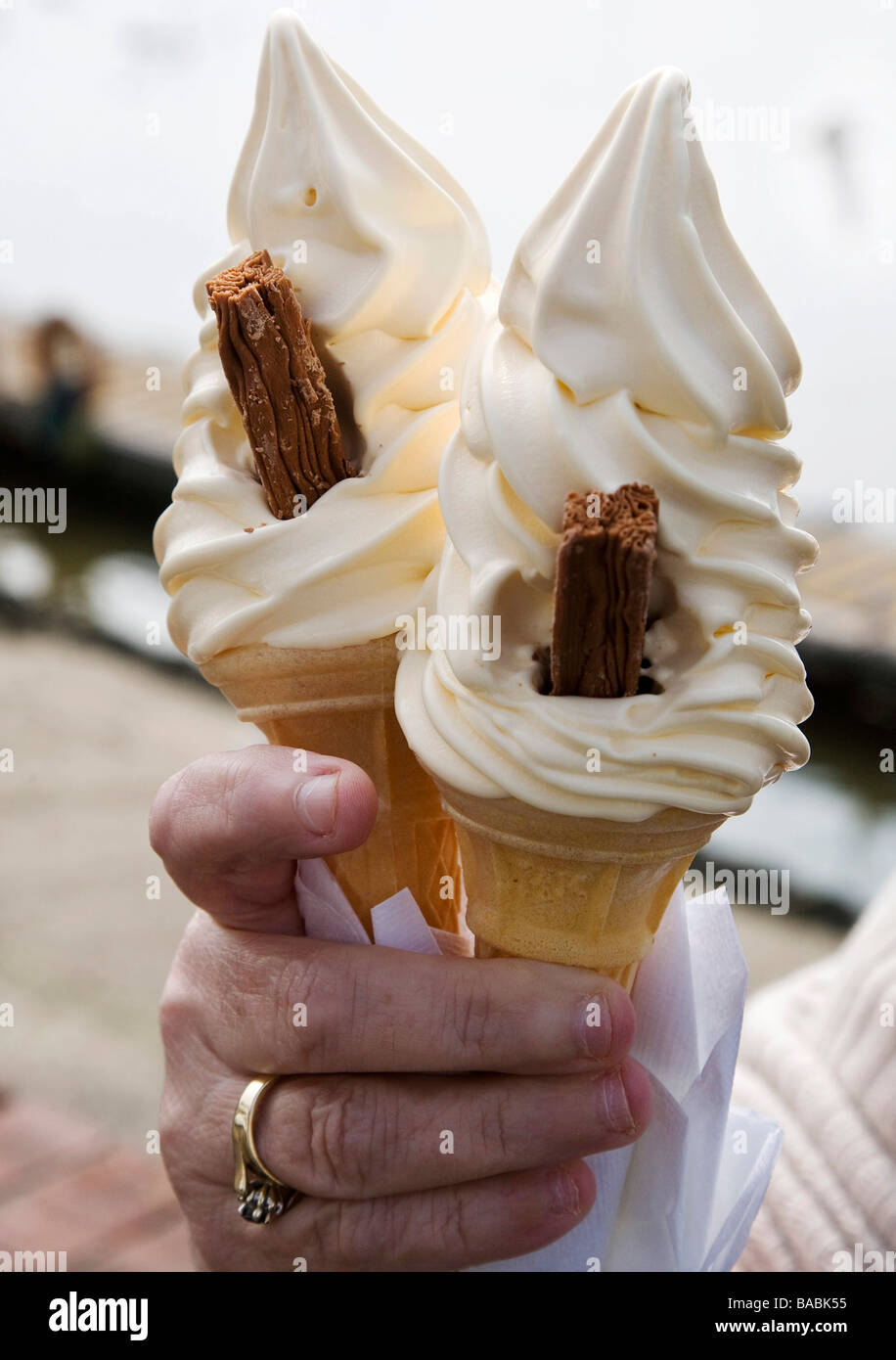 Two chocolate creams hi-res stock photography and images - Alamy