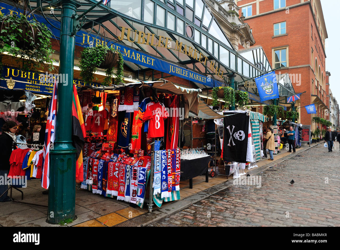 London gift stall hi-res stock photography and images - Alamy