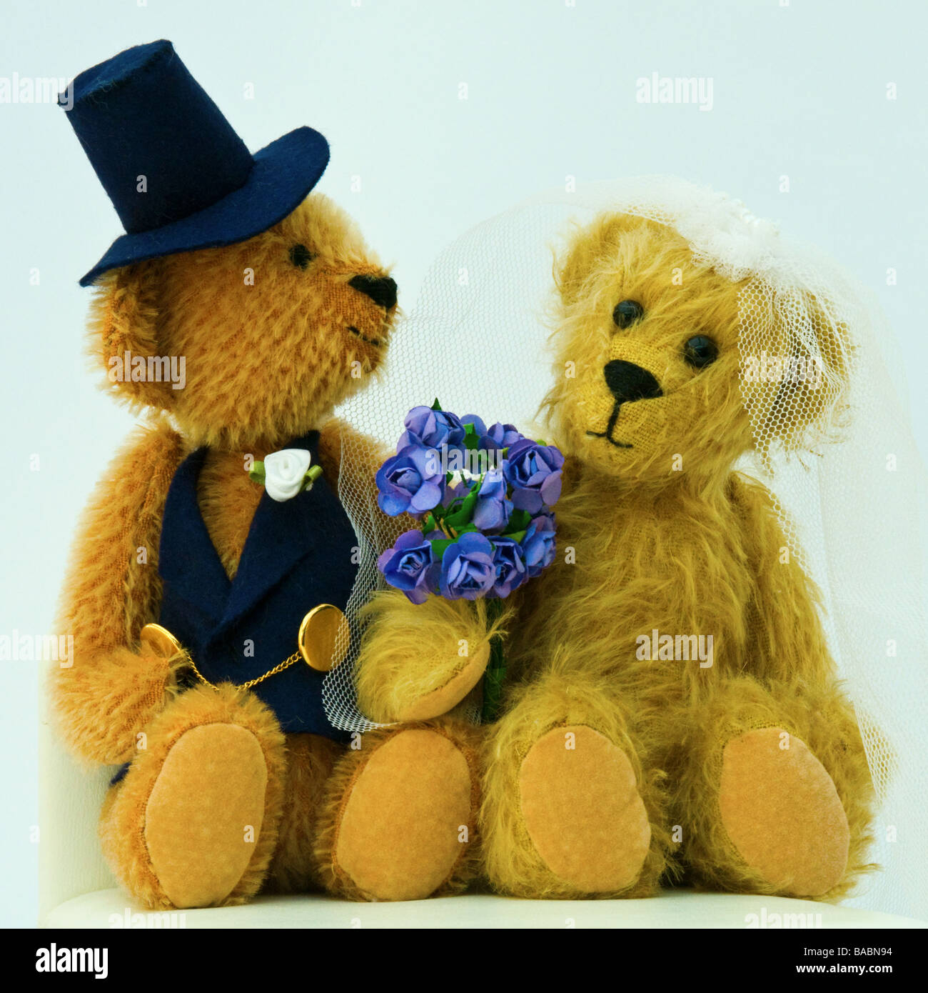 Miniature teddy just married, bride and groom with flowers (Mini Bear ...