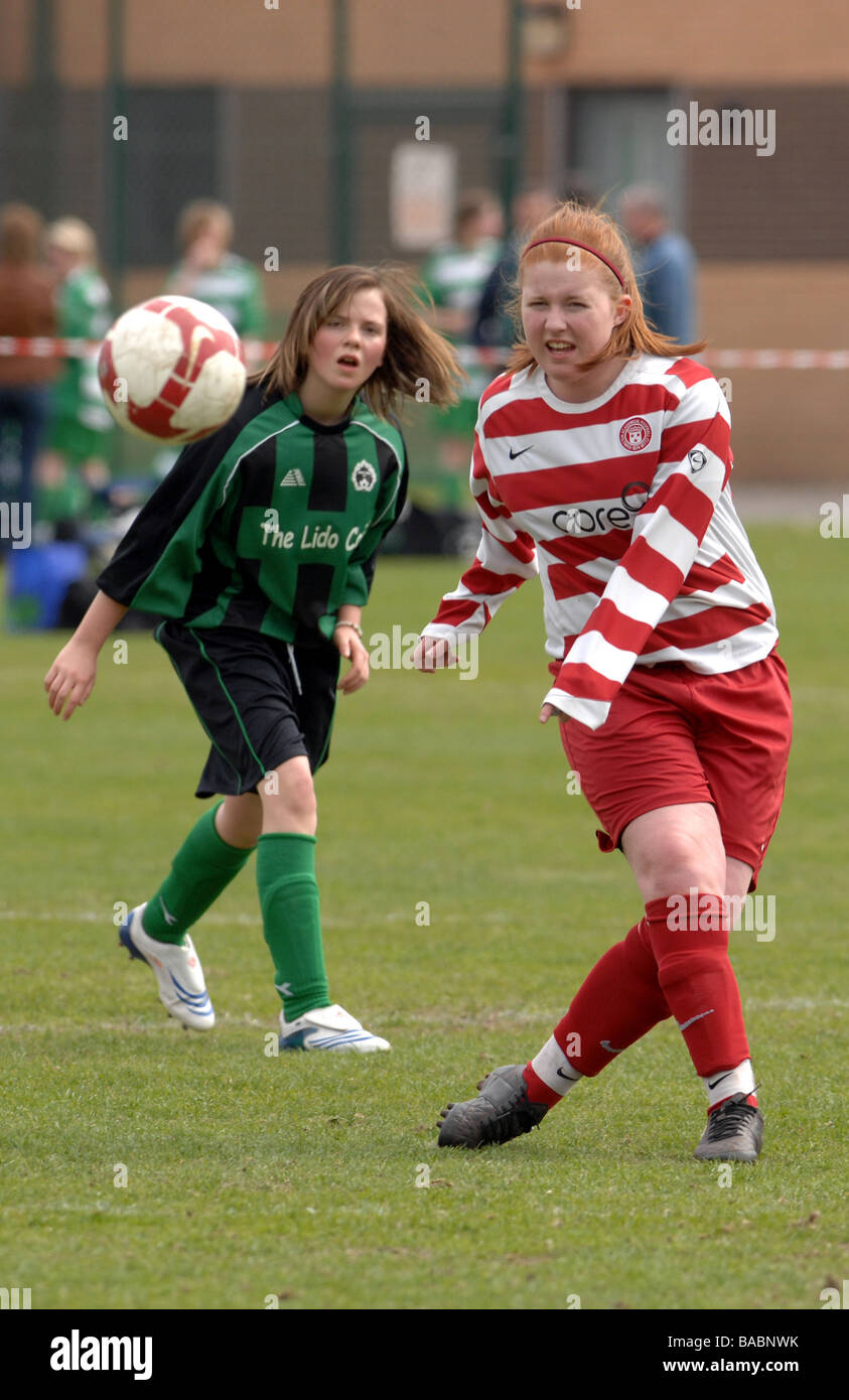 Female footballers hi-res stock photography and images - Alamy