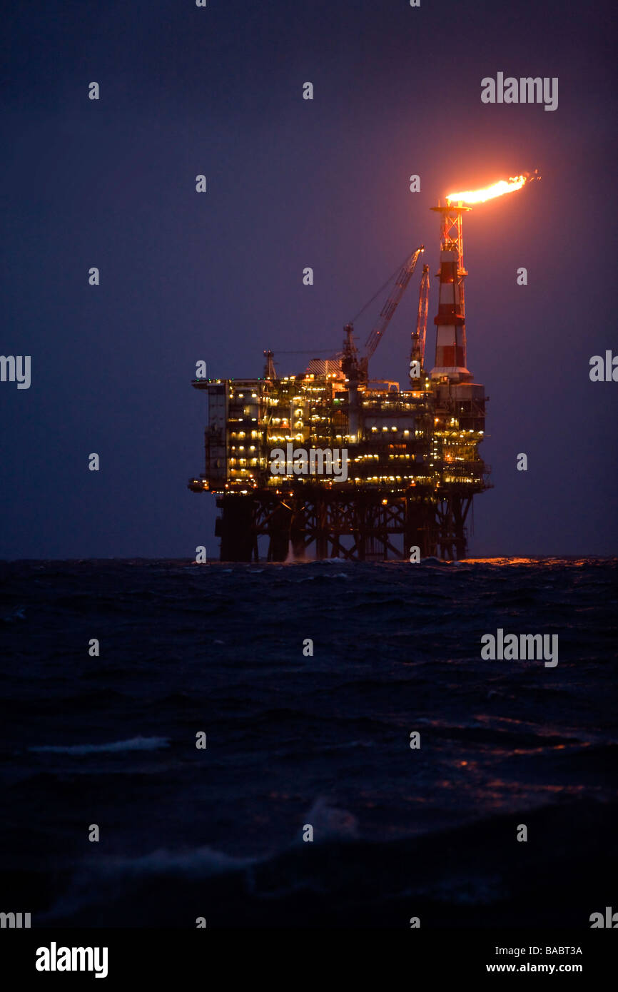 Magnus oil rig Stock Photo - Alamy