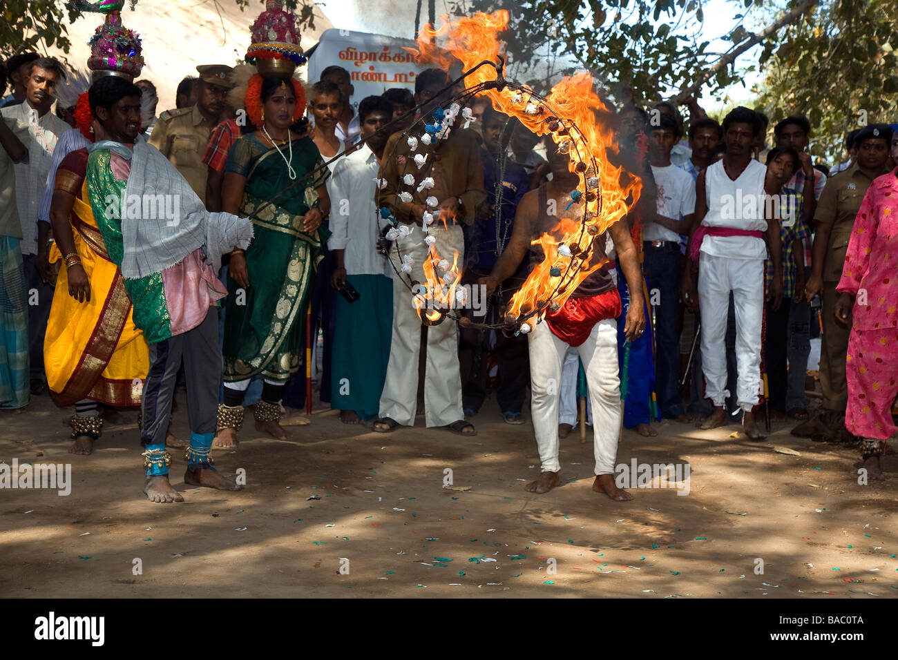 Inde, Tamil Nadu, Pongal, Harvest Festival, acrobats and circus ...