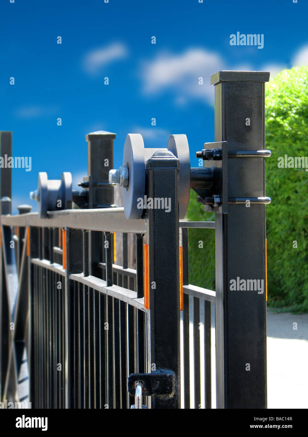Electric gates hi-res stock photography and images - Alamy