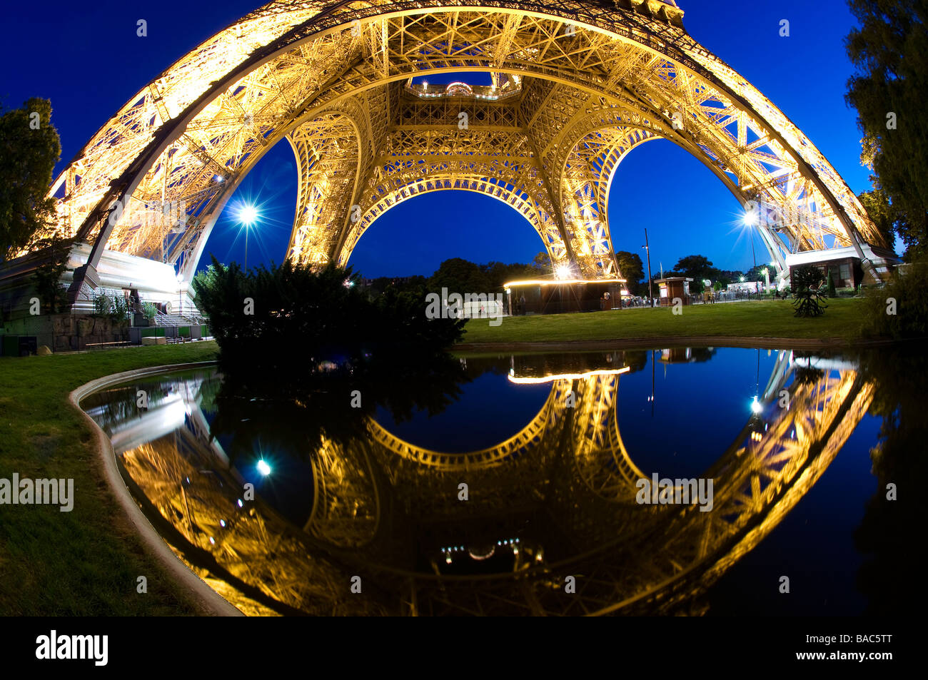 France, Paris, the Eiffel tower illuminated (lightning of the Eiffel ...