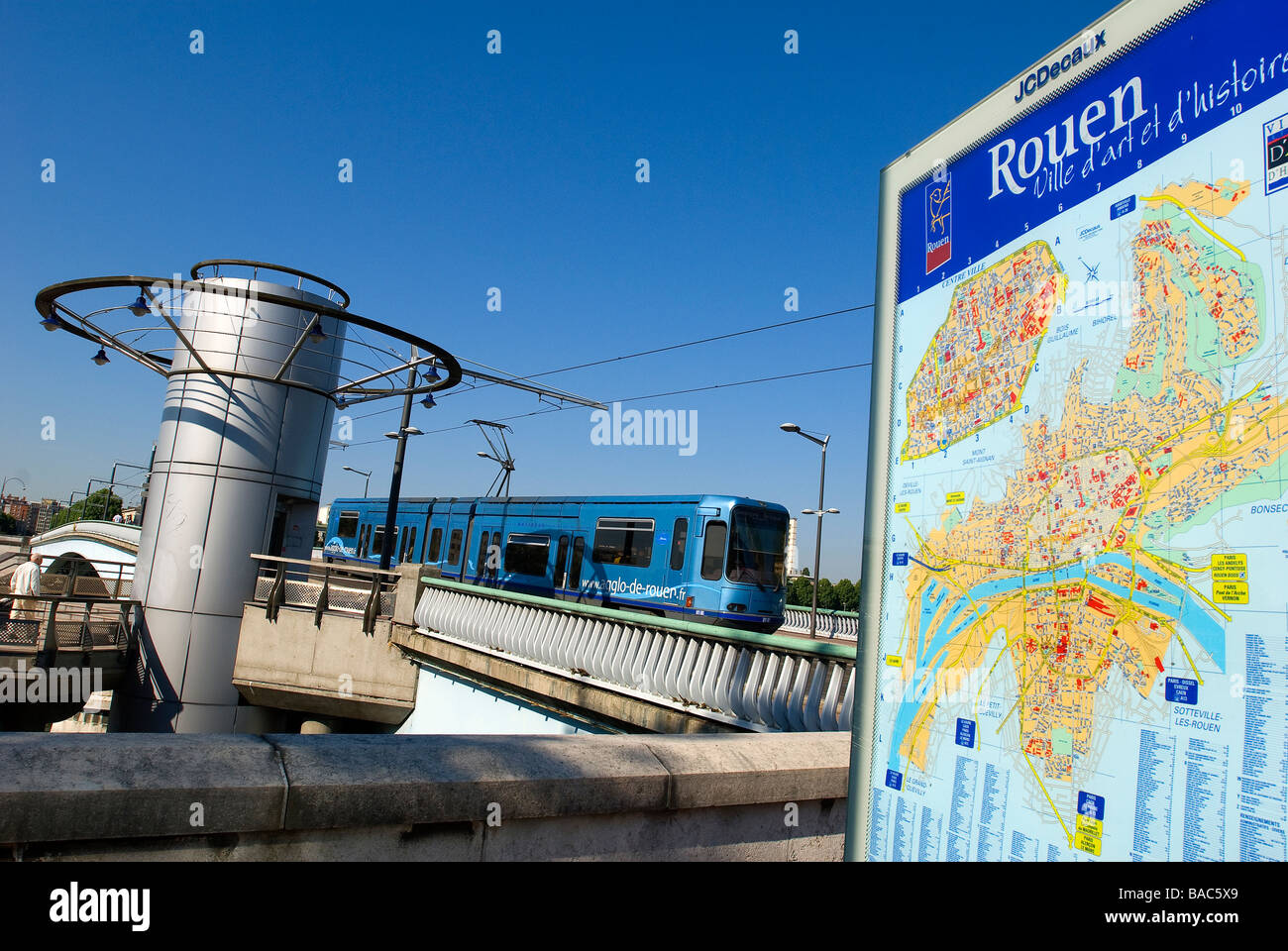 France, Seine Maritime, Rouen, tramway du reseau Metrobus sur Pont ...