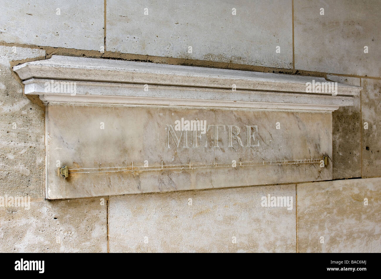 France, Paris, Metre de marbre scelle dans le mur au 36 Rue de ...