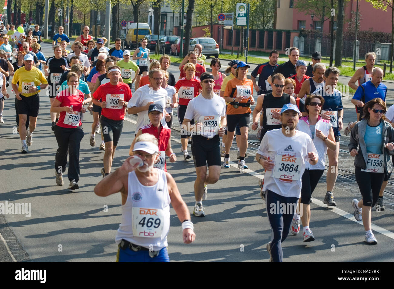 Marathon mass runners start hi-res stock photography and images - Alamy