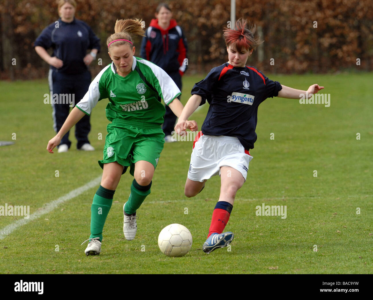 Female footballers hi-res stock photography and images - Alamy