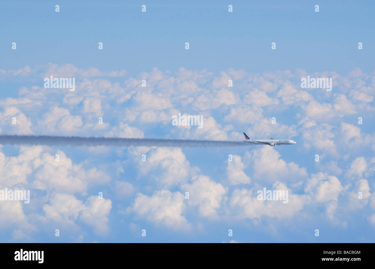 Air France Boeing 777-300ER cruising towards CDG airport, F-GSQA (air ...