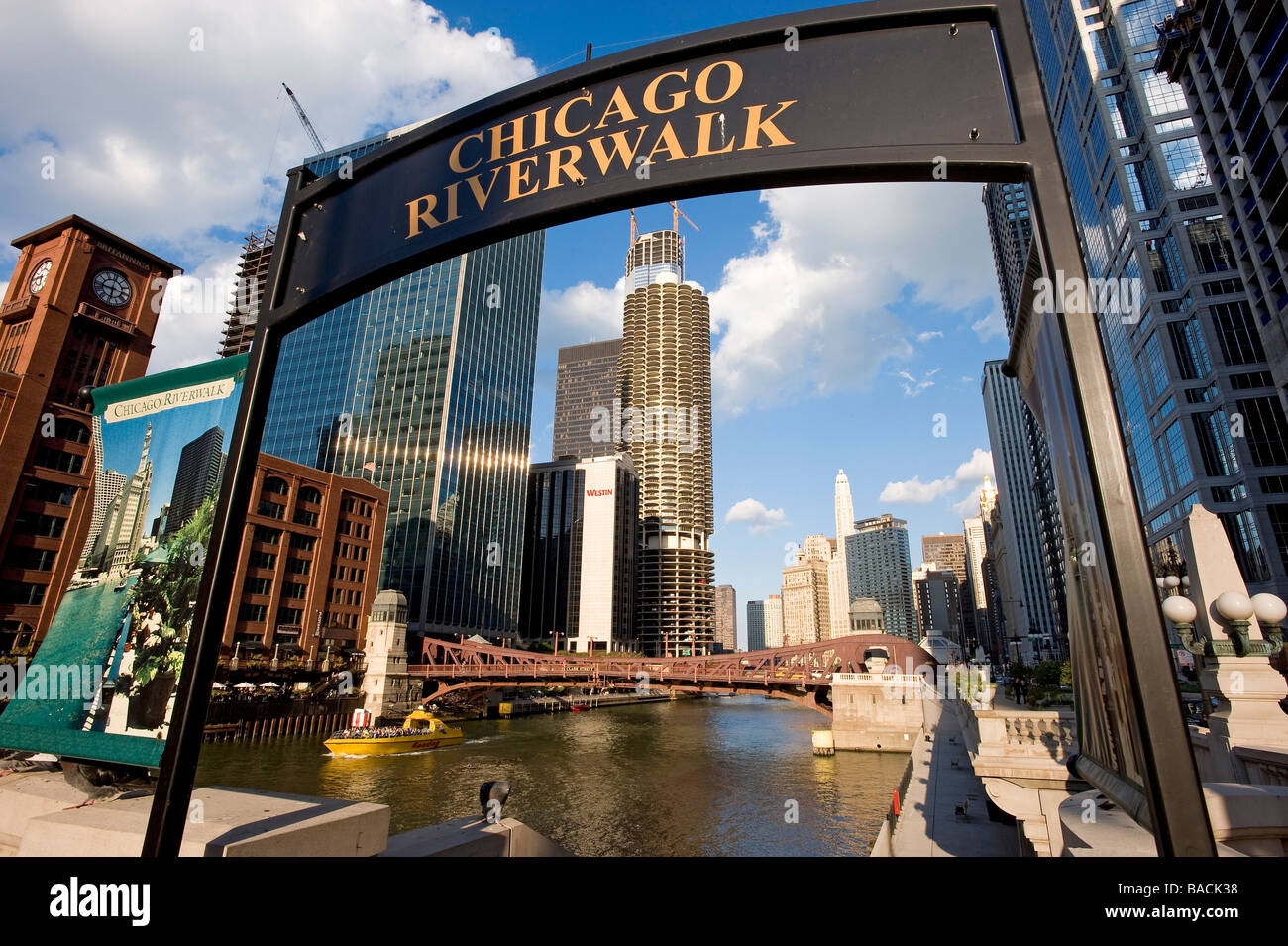 Chicago riverbank hi-res stock photography and images - Alamy