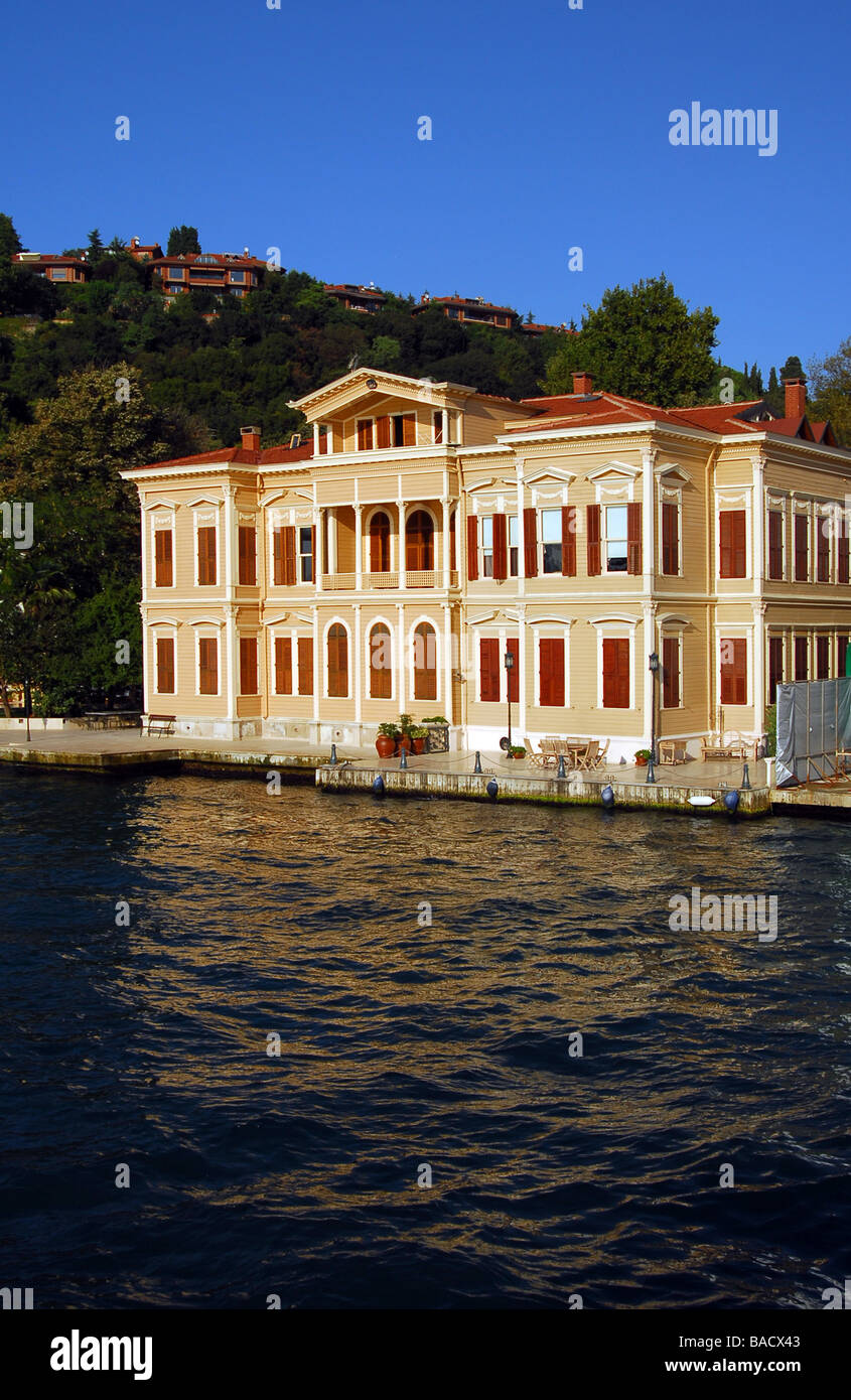 traditional turkish wooden frame house at the bosphorus, İstanbul Stock ...