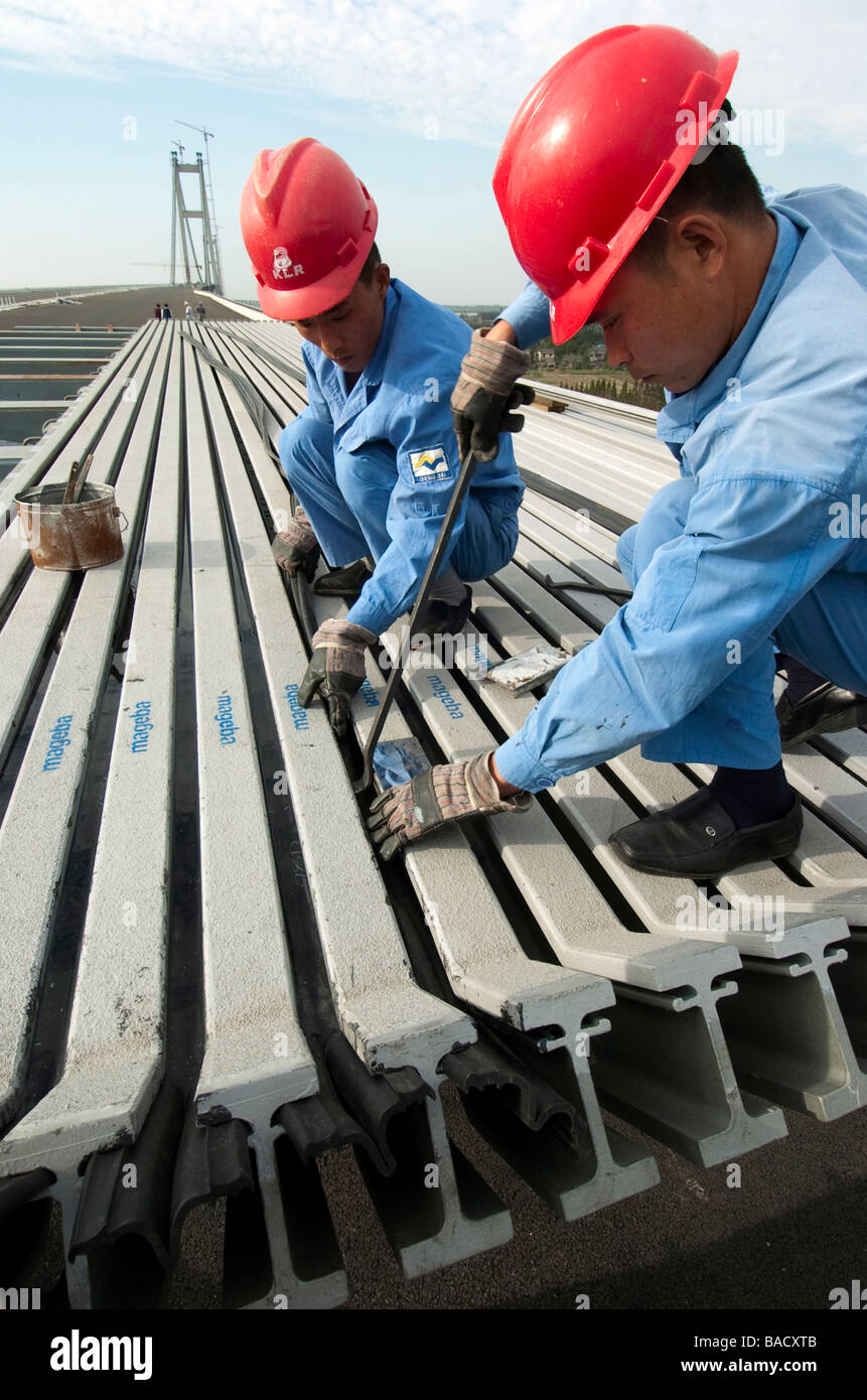 Modular expansion joints for the bridge deck at Runyang Bridge in China ...