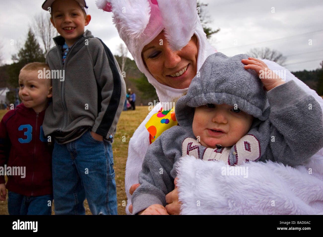 Children at easter hi-res stock photography and images - Alamy