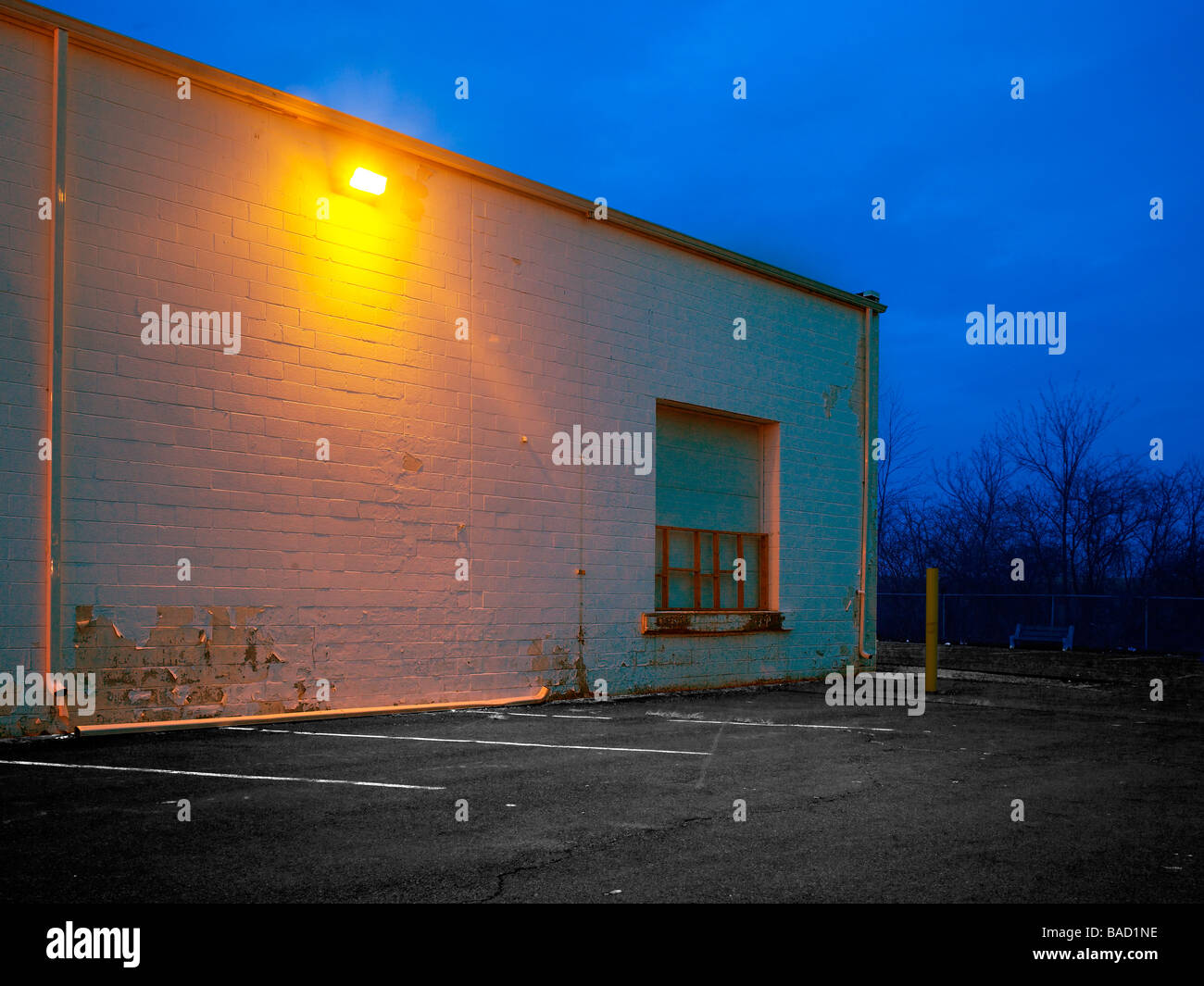 White warehouse building hi-res stock photography and images - Alamy