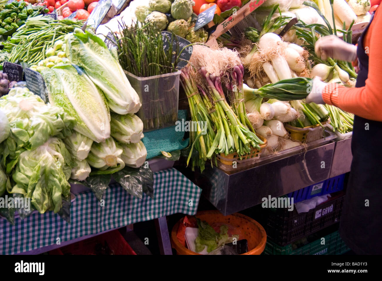 Fruit and vegetable seller Stock Photo - Alamy