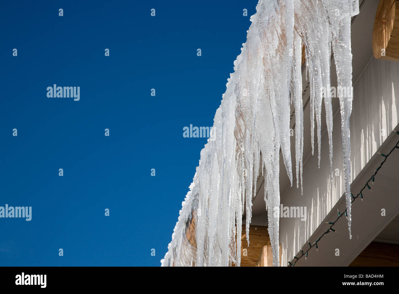 Icicles on a roof hi-res stock photography and images - Alamy